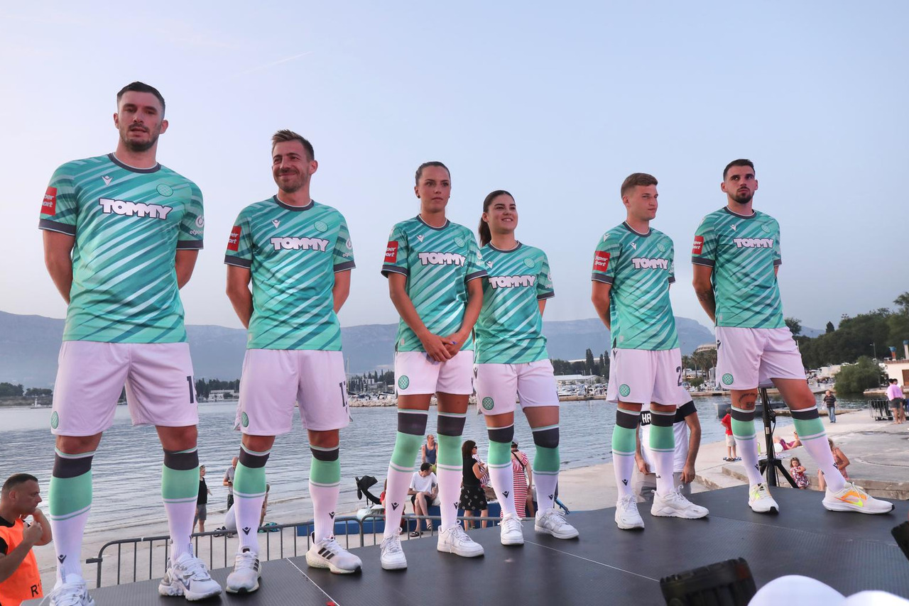 'Za bolji svit - Hajduk Split': Splitski klub predstavio dres kakav ...