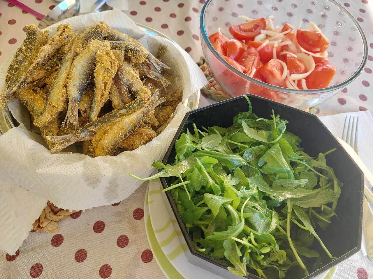 Fiš od tri ribe, orada u vinu i babuška iz rijeke na tanjuru. Laki i ...