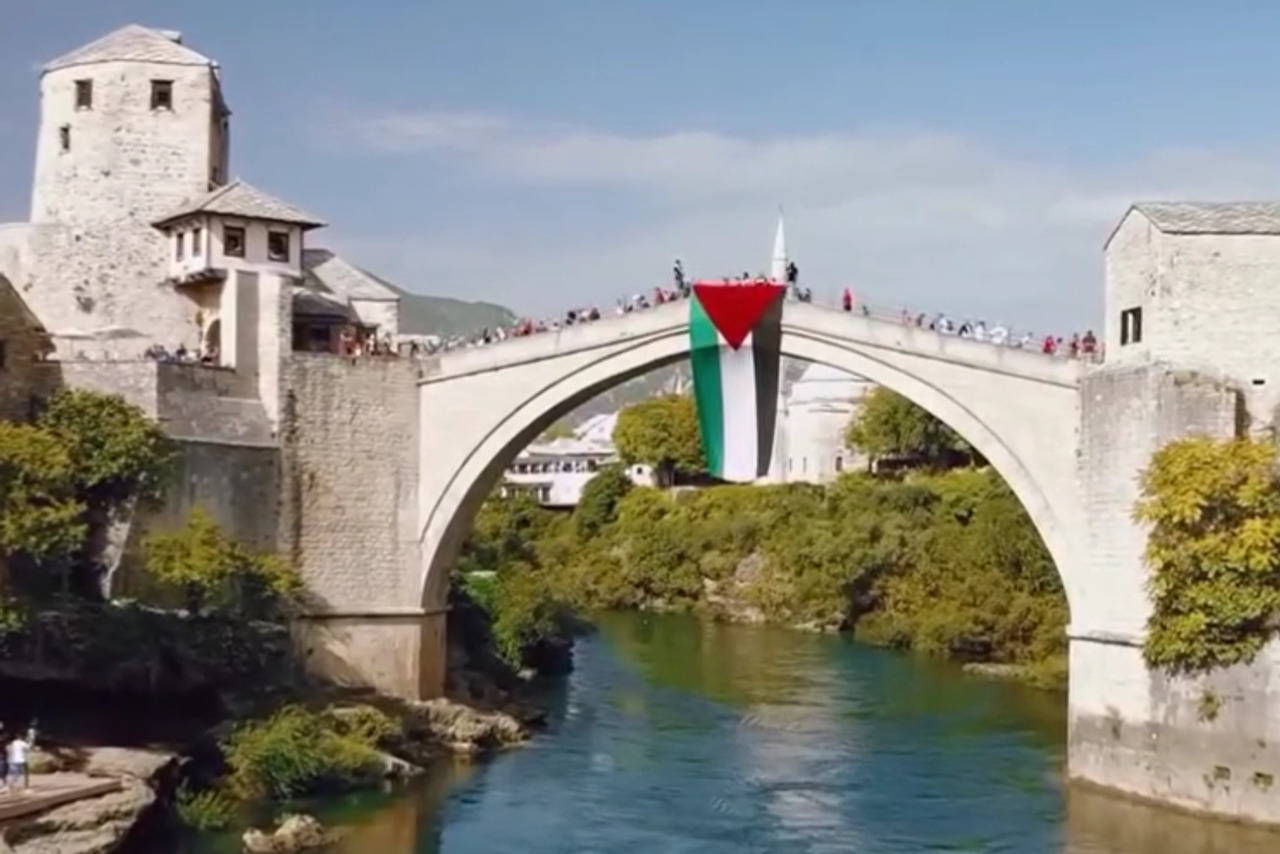 Na mostu u Mostaru nikla palestinska zastava, u drugim dijelovima grada ...