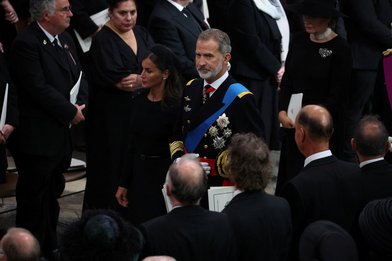 Kraljica Letizia i kralj Philip spoj su elegancije i časti: Ruku pod ...